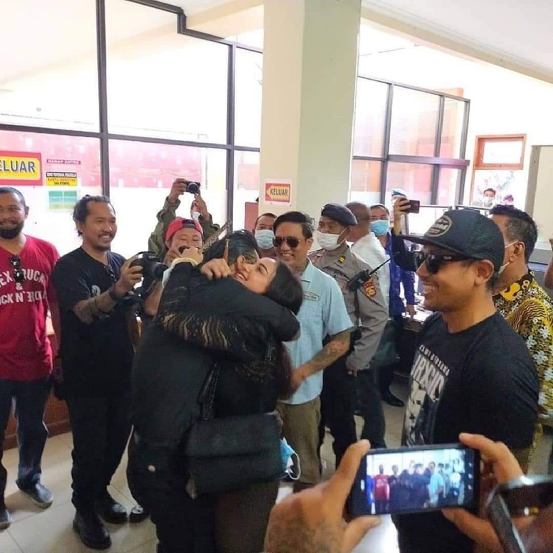 Jerink Bebas, Nora Sambut dengan Pelukan - Bali Politika