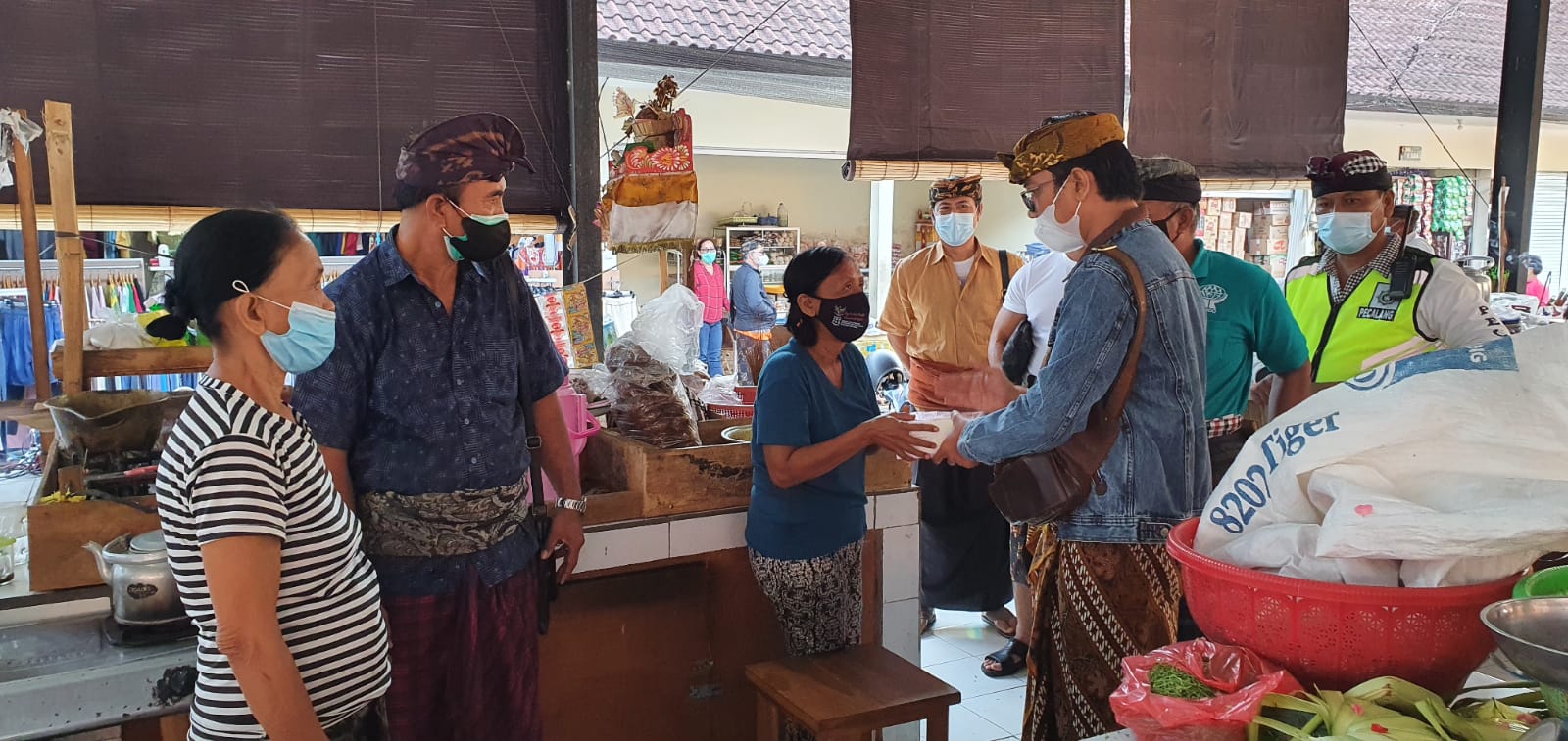Bandesa Buduk Sumbang 2 Bulan Gaji untuk Pedagang Pasar - Bali Politika