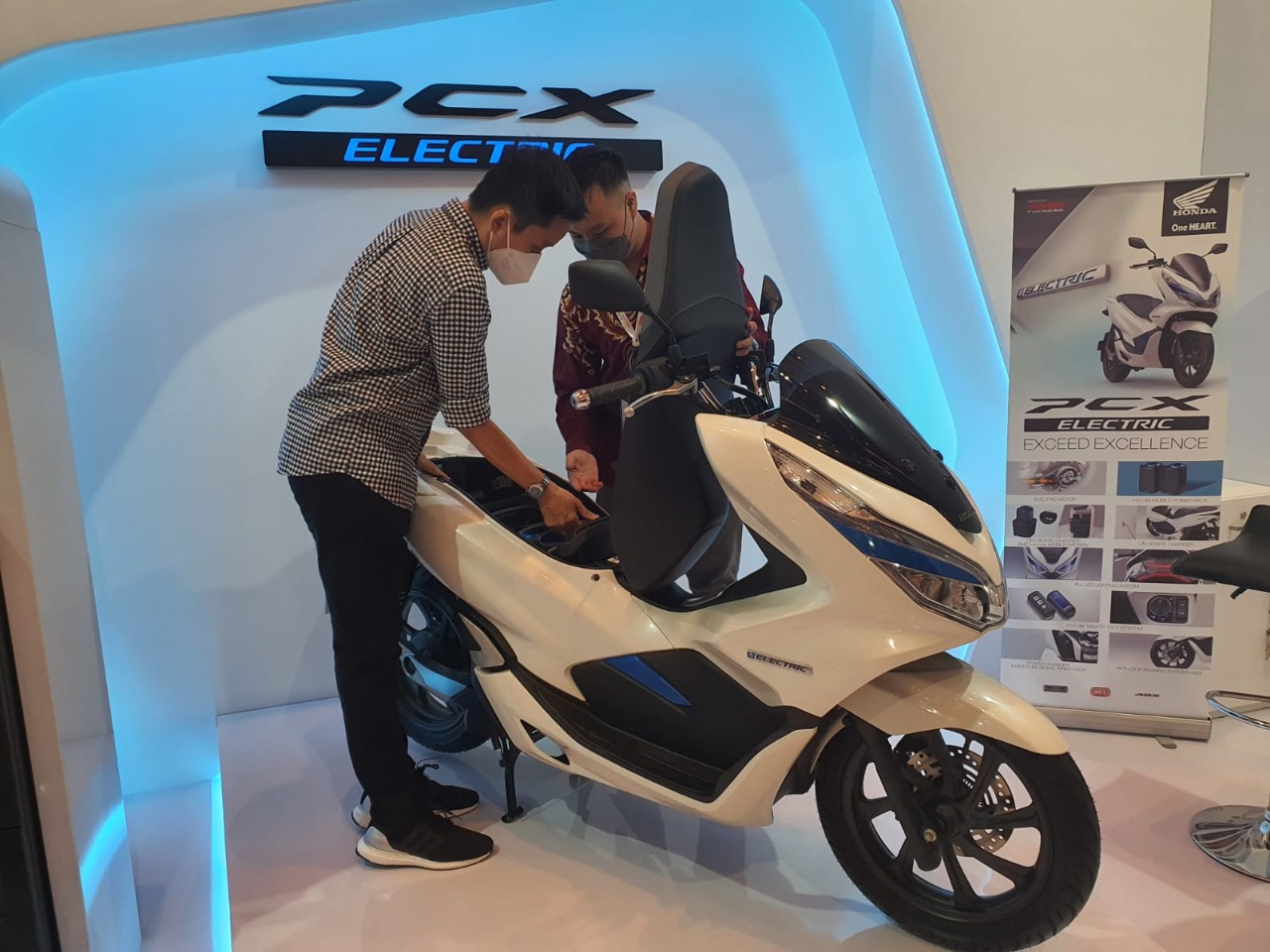 Honda Pamer PCX Electric di Indonesia Electric Motor Show 2022 - Bali Politika